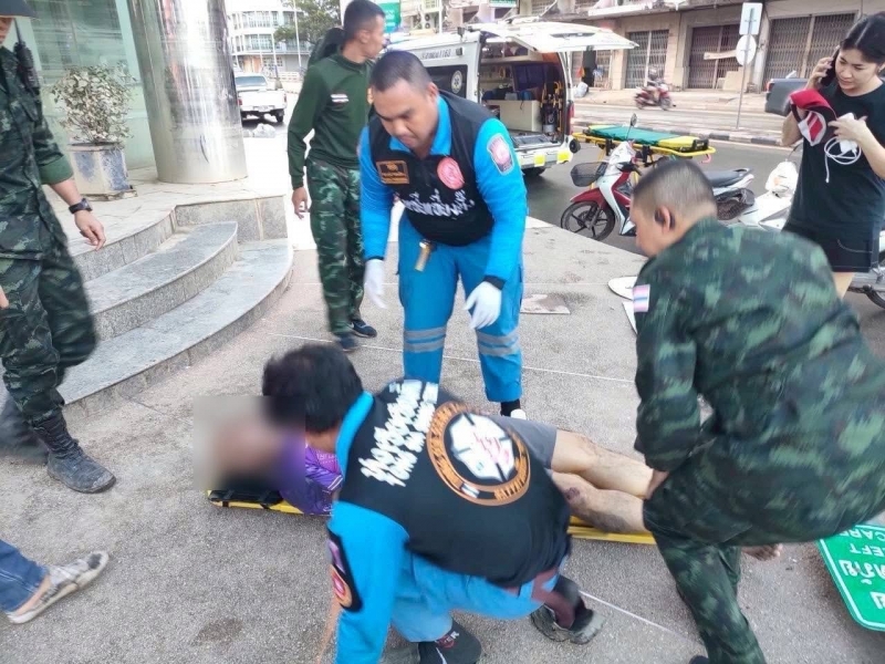 หาดใหญ่ | ทุกวินาทีมีค่า ทหารช่างพุ่งเข้าช่วยชาวบ้านรถล้มบาดเจ็บ ระหว่างภารกิจฟื้นฟูน้ำท่วม ...