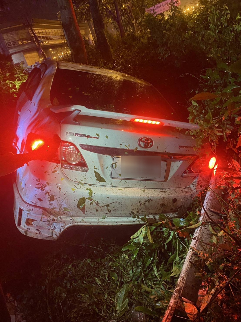 คลองแห | เก๋งเสียหลักตกร่องกลางถนนกลางดึกก่อนไปชนต้นไม้ ชายวัย 53 ปี บาดเจ็บ 1 ราย ...