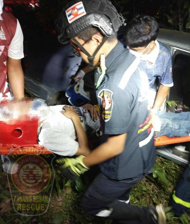 ปาดังเบซาร์ | เจ็บระนาว 6 ราย เก๋งชนกับเก๋ง ก่อนเสียหลักตกลงข้างทาง || Hatyaifocus.com