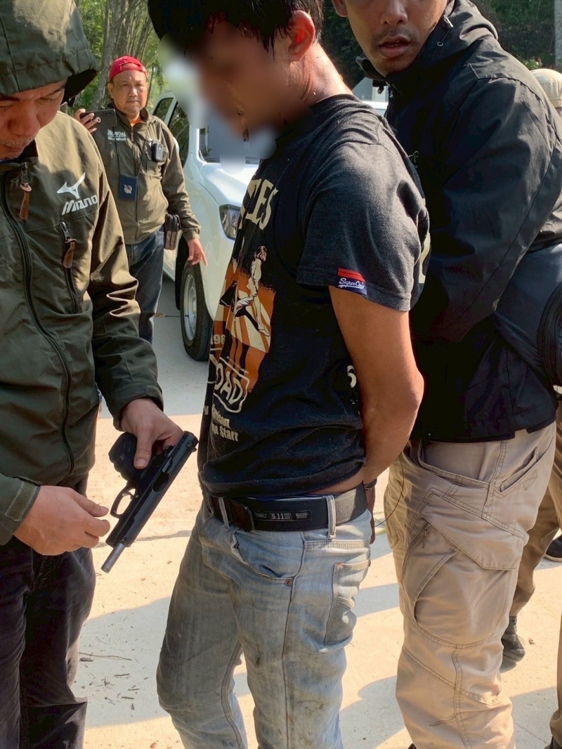 ทุ่งตำเสา | จับกุมชายวัย 35 ปี ริมถนนภายในหมู่บ้านพร้อมอาวุธปืนพกสั้น เครื่องกระสุน ...