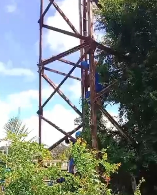 หาดใหญ่ | ยายวัย 80 ปี น้อยใจลูกชาย ปีนเสาส่องไฟสปอร์ตไลท์สูงกว่า 20 เมตร || Hatyaifocus.com