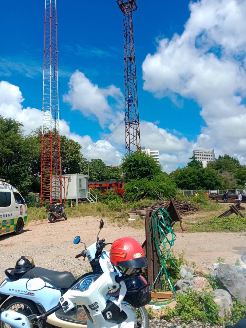 หาดใหญ่ | ยายวัย 80 ปี น้อยใจลูกชาย ปีนเสาส่องไฟสปอร์ตไลท์สูงกว่า 20 เมตร || Hatyaifocus.com