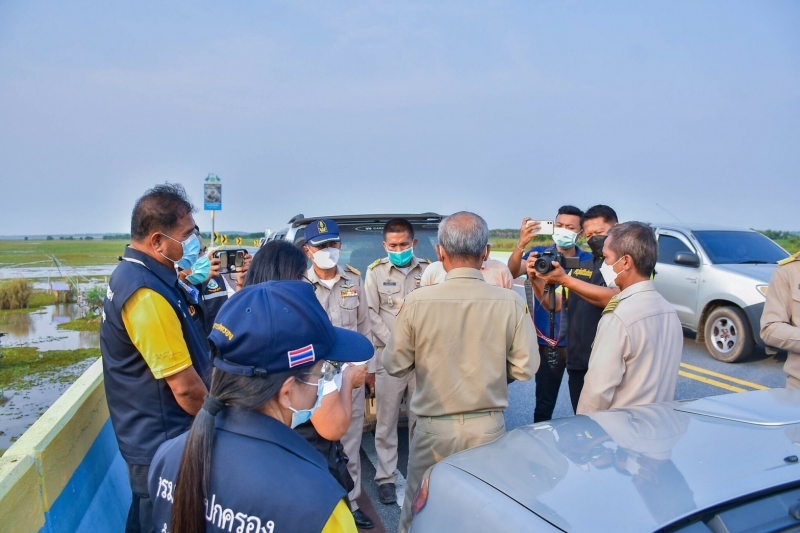 ระโนด | รองผู้ว่าลงพื้นที่ ดูควายทะเลน้อยลอยน้ำตายเป็นเบือพร้อมเร่งช่วยควายที่เหลือ ...