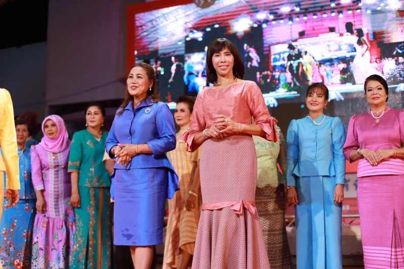 สงขลา | สวยงาม! ยกระดับผ้าพื้นเมือง พร้อมรณรงค์สวมใส่ผ้าไทยในชีวิตประจำวัน || Hatyaifocus.com