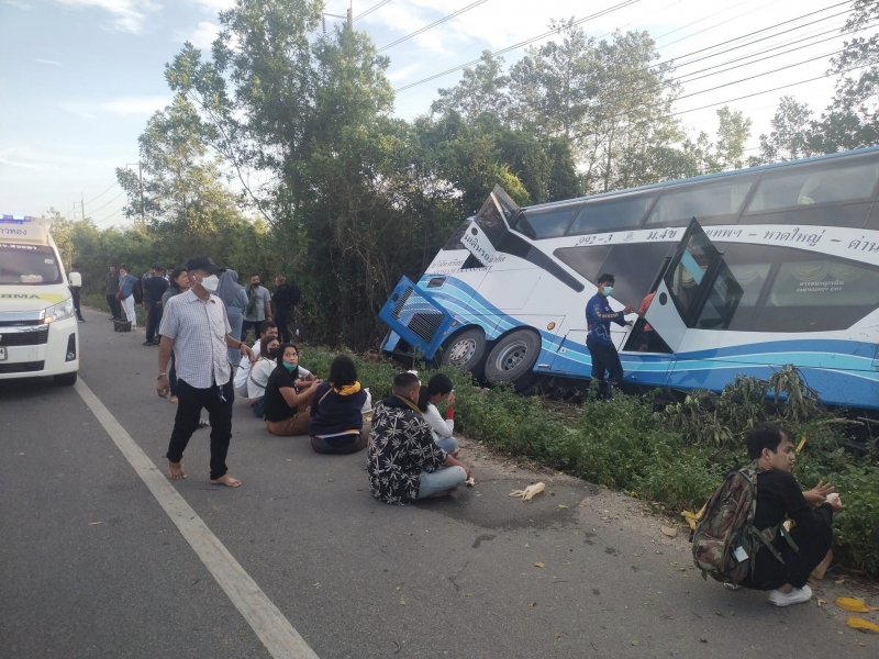 รัตภูมิ | รถทัวร์พลิกคว่ำตกข้างทาง ถนนสายเอเชียรัตภูมิ เจ็บ 20 คน || Hatyaifocus.com