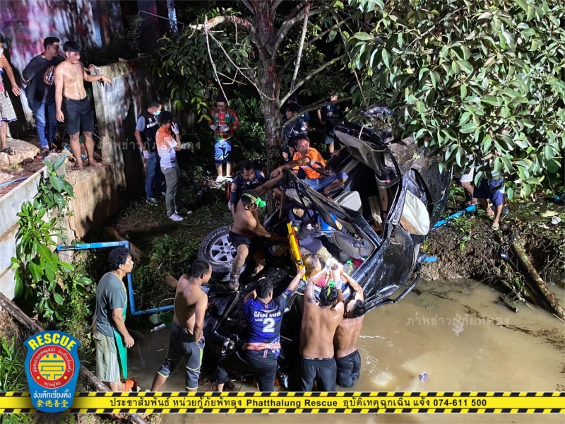 พัทลุง | รถยนต์ 7 ที่นั่ง เสียหลักแหกโค้งพุ่งตกคอสะพาน เสียชีวิต 1 เจ็บสาหัส 2 || Hatyaifocus.com